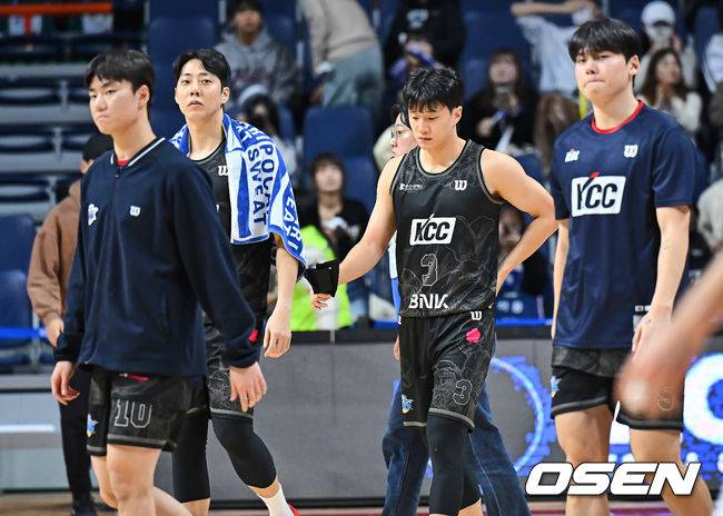 71-97 대패한 어두운 표정의 KCC 선수들 [사진]