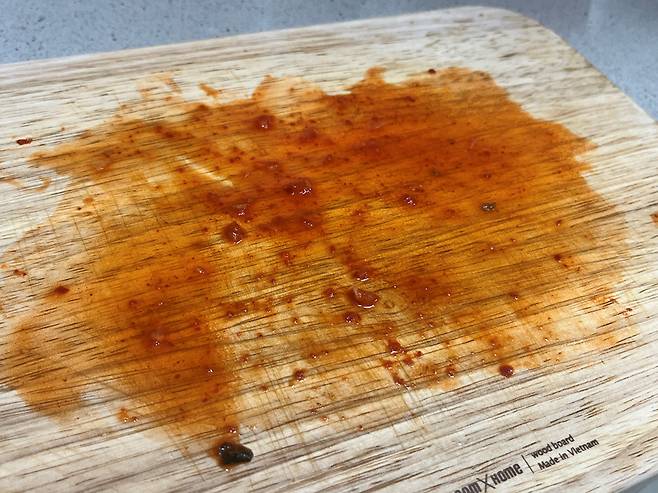 김치 그냥 썰지 마세요 이렇게 하면 도마에 김치 국물과 냄새가 배지 않습니다 텐꿀팁