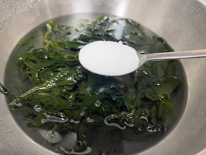 미역을 그냥 맹물에 불리지 마세요 이것을 넣으면 미역이 2배 더 야들야들합니다 꿀하우스