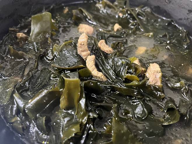 미역을 그냥 맹물에 불리지 마세요 이것을 넣으면 미역이 2배 더 야들야들합니다 꿀하우스