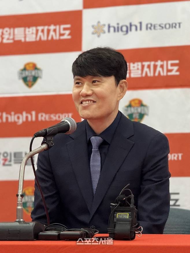 선수→코치→이제 사령탑으로 강원 정경호 감독 내 철학은 유연함 무너지지 않는 팀 만들겠다” 일문일답