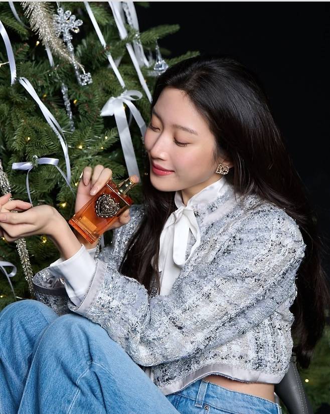 문가영 ‘돌체앤가바나 여신의 크리스마스 픽 세련된 트위드 청바지 홀리데이룩 뷰티는 내운명