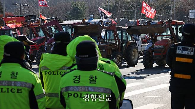 트랙터 전면 금지 차벽 설치까지···경찰의 위법한 ‘남태령 시위 차단