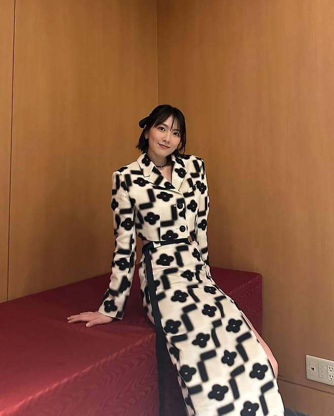 강지영 날씬한 복근 자랑하며 크롭자켓과 스커트 투피스 스타일링 라이프업