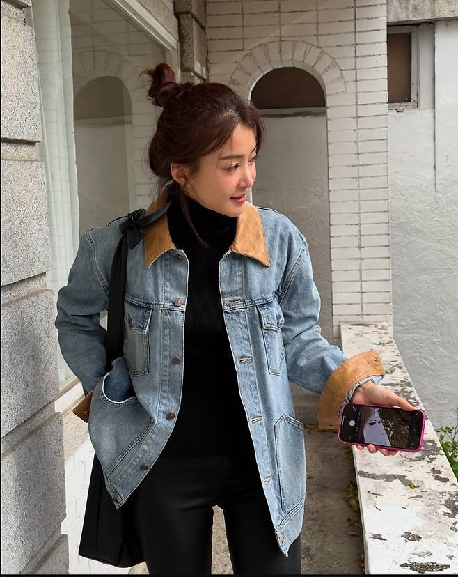 이시영 ‘다리만 안 추우면 됐지 롱롱부츠와 데님 재킷의 환상 조합 스타와 패션