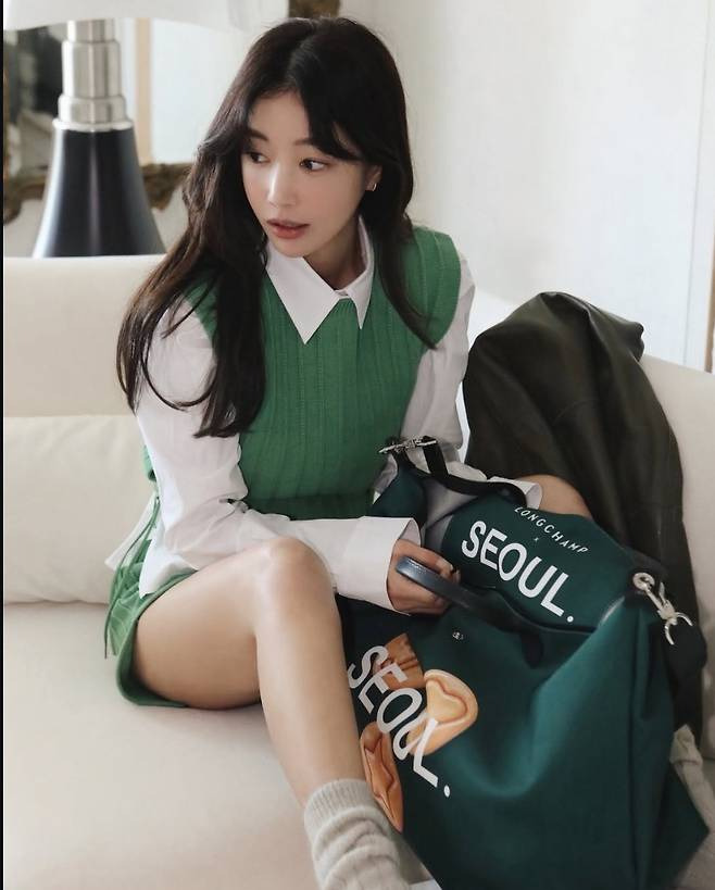 기은세 겨울 하의실종룩도 완벽 소화 그린 니트와 달고나 백으로 청량 매력 발산 스타와 패션
