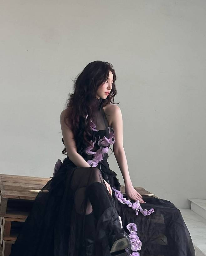 카리나 ‘고전 미인 그 자체 로맨틱 고딕 드레스로 완벽 입증 스타와 라이프