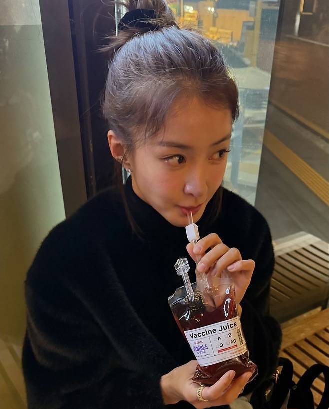 이시영 한파도 멋으로 이긴다 크롭시스루 블랙 퍼 코트룩 스타와 라이프