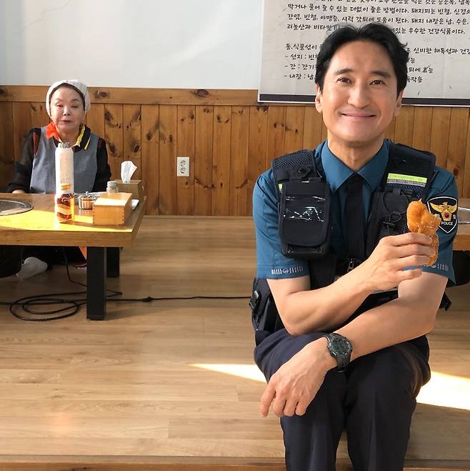귀신경찰 故 김수미·신현준 스틸꽈배기 먹으며 웃음 가득 애틋