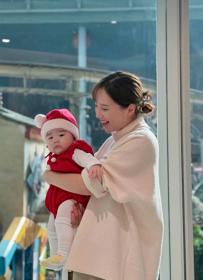 아유미 6개월 딸과 첫 크리스마스 귀여운 산타와 터틀넥 니트 데이트룩 패션엔