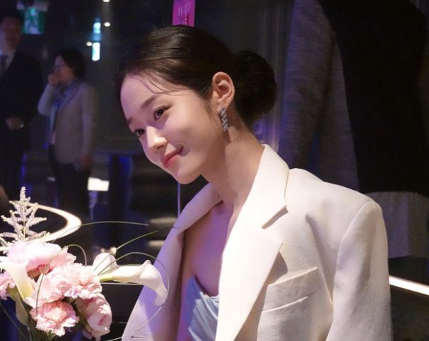 진짜 하얗네시상식장 등장 너무 예뻐 난리난 여배우블루드레스룩 어썸클