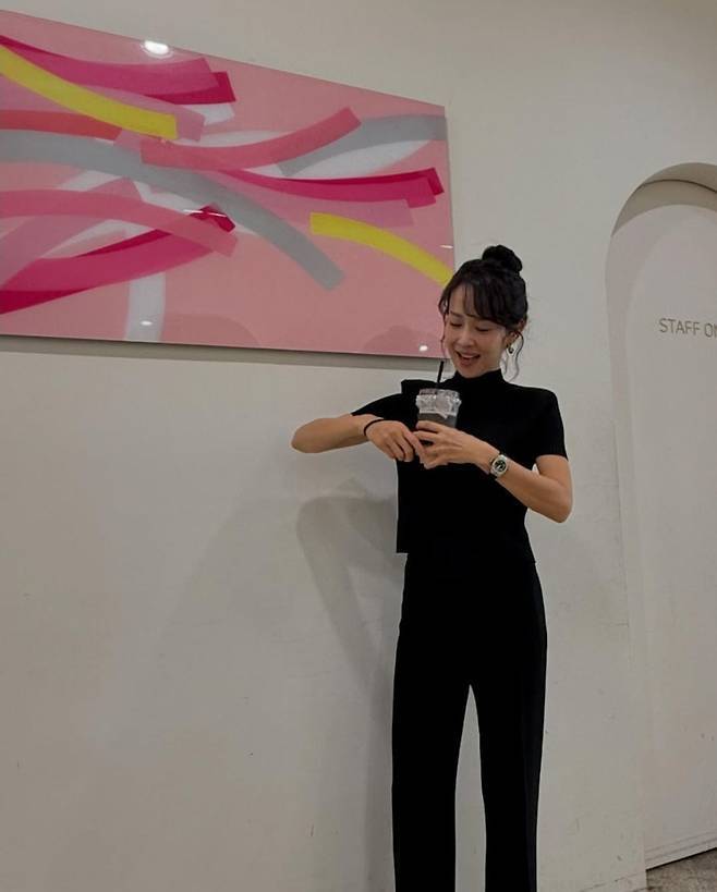 조여정 43세 나이 믿기지 않는 내추럴 룩 심플한 카디건 하나로 완성한 세련된 아우라 스타와 패션