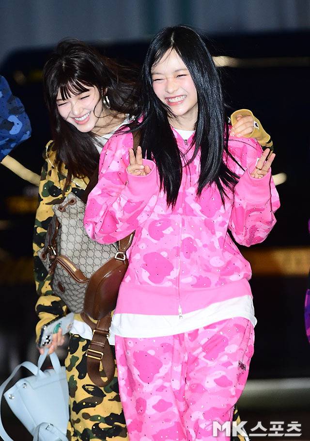 뉴진스 하니 새벽부터 핑크 요정 사랑스러운 카모 셋업 공항패션 뷰티는 내운명