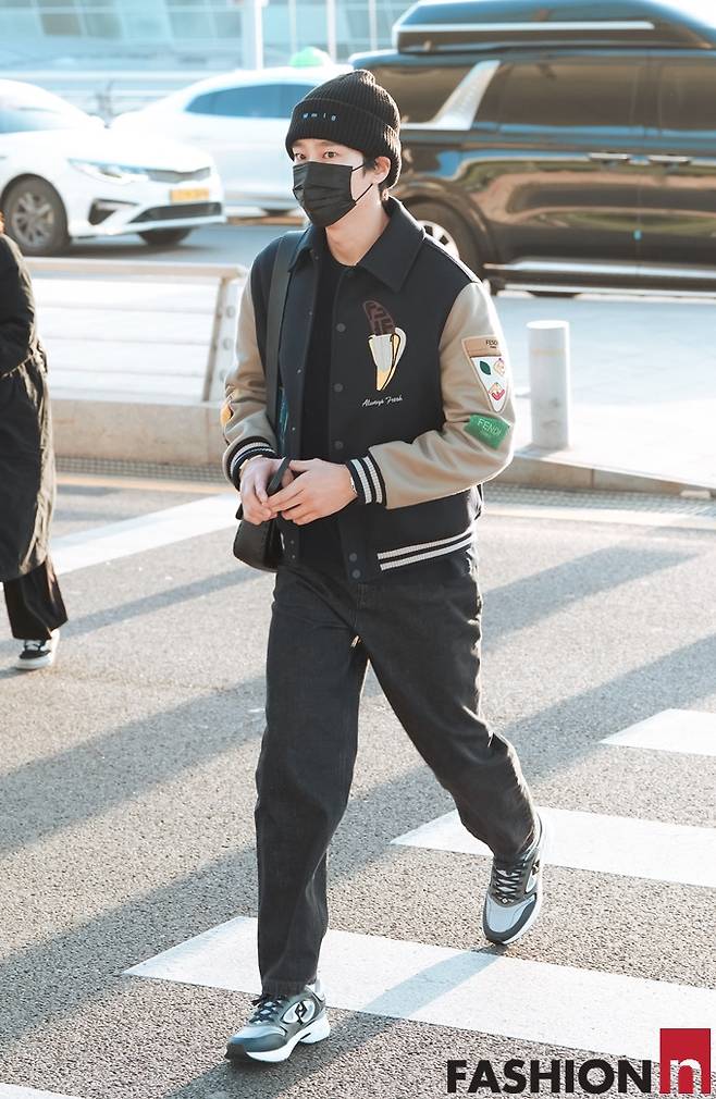 안보현 꽁꽁 가려도 튀는 훈남 무한 기럭지에 바시티 재킷 출국 패션엔