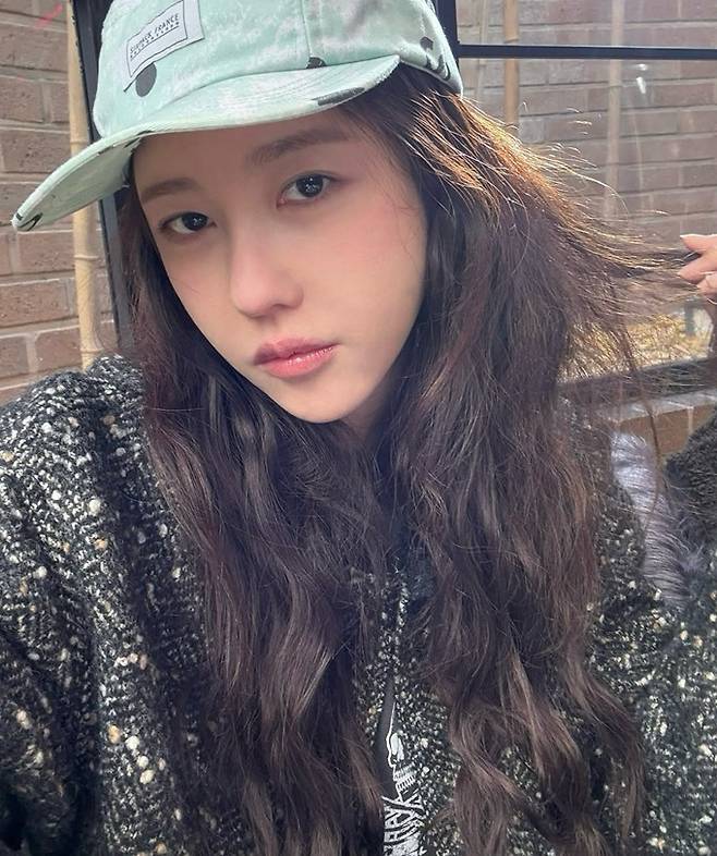 이지아 볼캡 쓴 얼죽코 걸크러시 폼생폼사 헤링본 롱 코트룩 패션엔