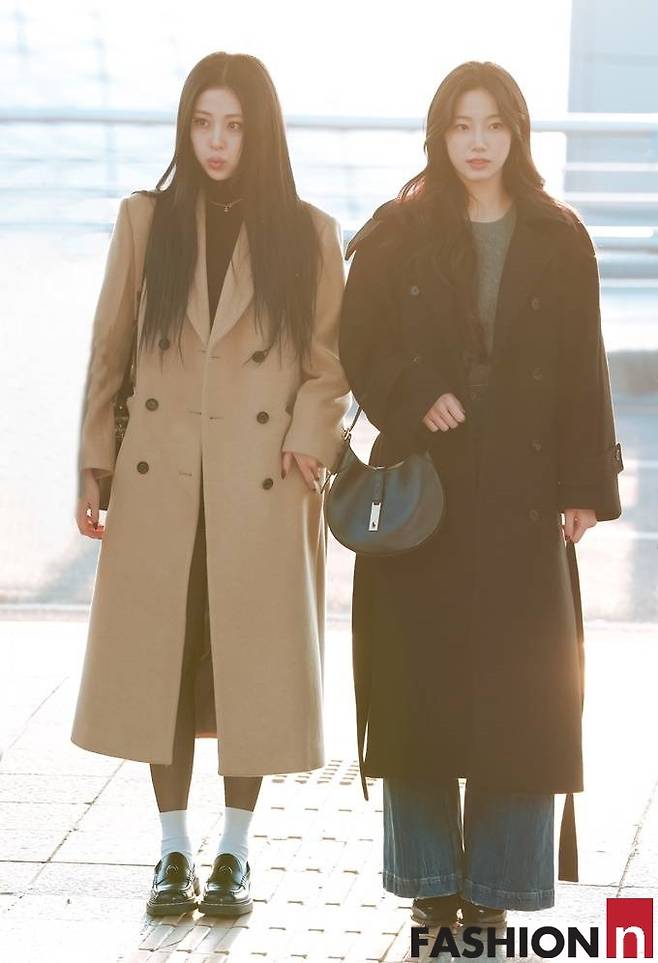 르세라핌 허윤진 얼죽코 멋 제대로 클래식한 카멜 코트룩 방콕 출국 패션엔