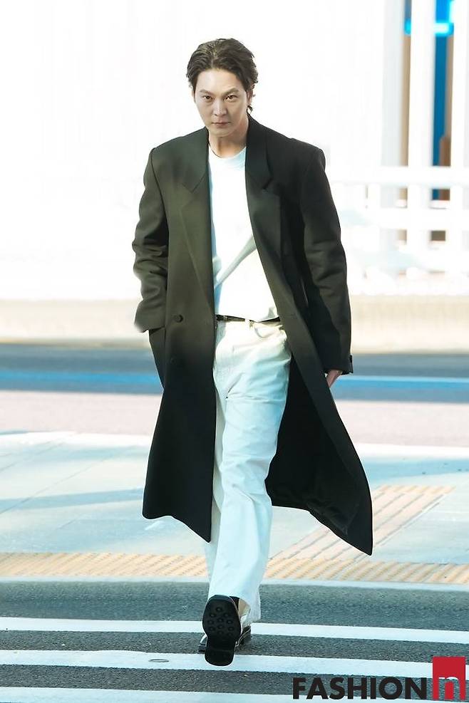 주원 겨울 멋남들도 얼죽코 무심하게 툭 걸친 코트룩 방콕 출국 패션엔