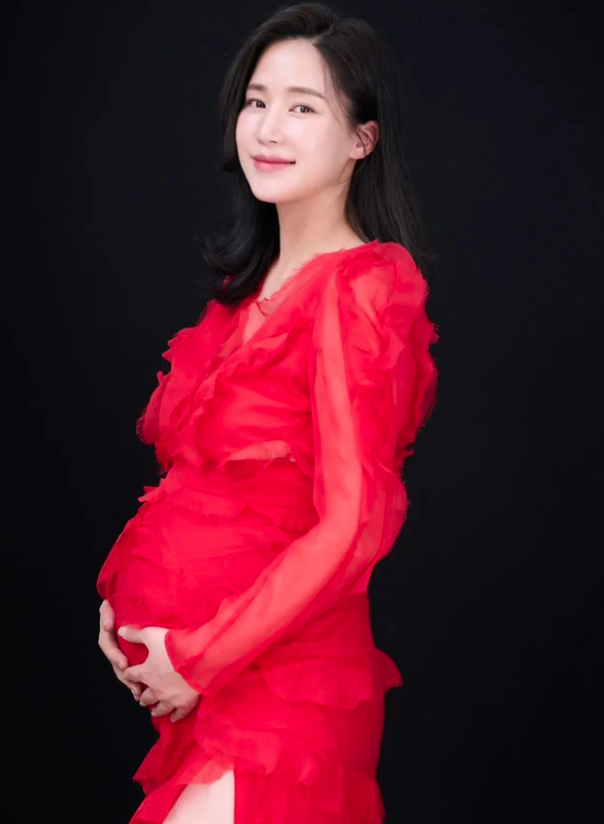 결혼♥4년만에 임신한 40세 여배우만삭화보 아름다워 어썸클