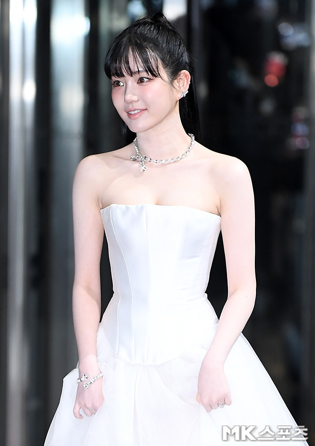 견미리 딸 이유비 눈부신 피부에 화이트 튜브탑 드레스로 우수연기상 쾌거 스타와 패션