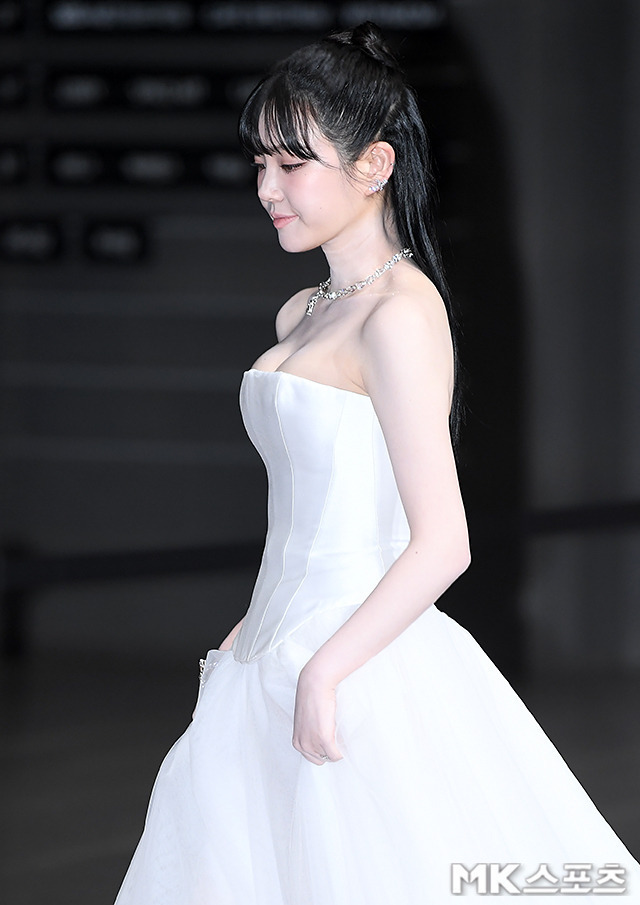 견미리 딸 이유비 눈부신 피부에 화이트 튜브탑 드레스로 우수연기상 쾌거 스타와 패션