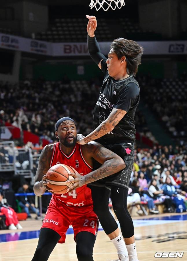 '산타 허웅 26점 폭격' KCC 4연패 탈출, 짜릿한 크리스마스 선물 안겼다! 정관장은 4연패 늪 [부산 현장리뷰]