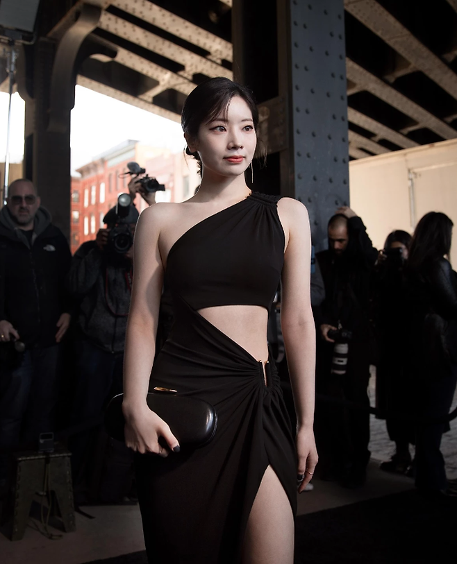 진짜 하얗네백옥피부뉴욕에서 혼자 빛나복근드러낸 컷아웃룩 셀럽뉴스