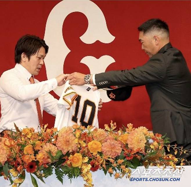 대표 출신 포수가 한 팀에 3명이라니포수 레전드 아베 감독이 만든 포수 왕국 186억 Fa 영입해 등번호 10번 물려줘