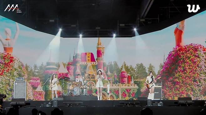 QWER, ‘AAA 2024’ 신인상 수상…“진심으로 노래”[공식]