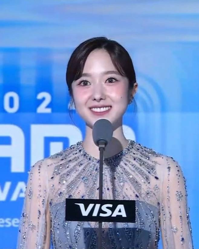 이혜성 이번에는 푸른 엘사룩 시스루 드레스로 눈부신 매력 발산 스타와 라이프