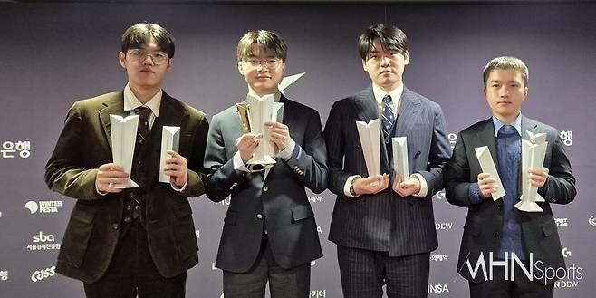 추도로 시작한 Lck 어워드3관왕 페이커 수상 소감 도중 돌발 Lee포터
