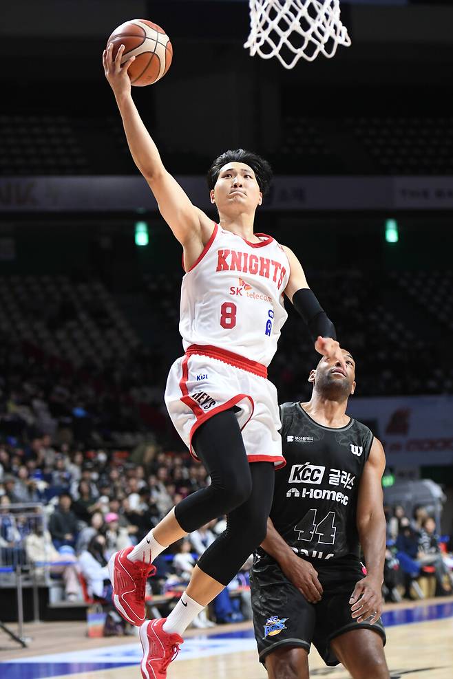 [BK 리뷰] '속공 15개 작렬' SK, KCC와 연장 접전 끝에 역전승... 1위 사수 성공