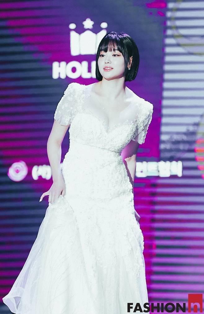 강미나 ‘웰컴 투 삼달리 그녀 사뿐사뿐 성숙미 화이트 드레스룩 패션엔