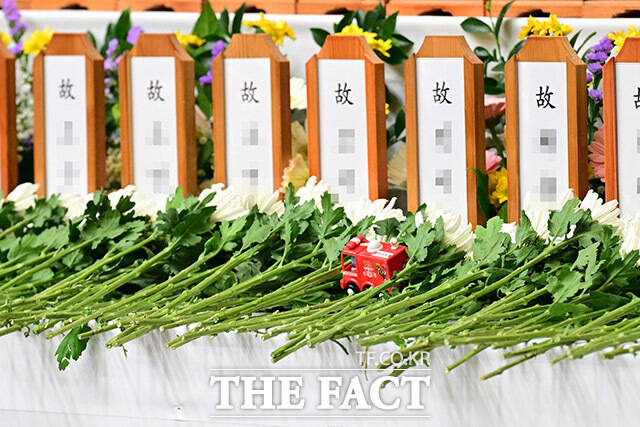 제주항공 참사 3세 희생자에게 손인사하는 3세 조문객 Tf사진관