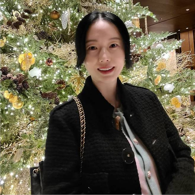 ♥3살 연하 의사와 결혼해 194억 건물 매입한 여배우 샤넬백 메고 홀리데이룩 뷰티는 내운명