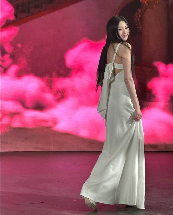 이만큼 예뻤어169cm48kg 마네킹 미모 뽐낸 여가수 화이트 드레스룩 뷰티는 내운명