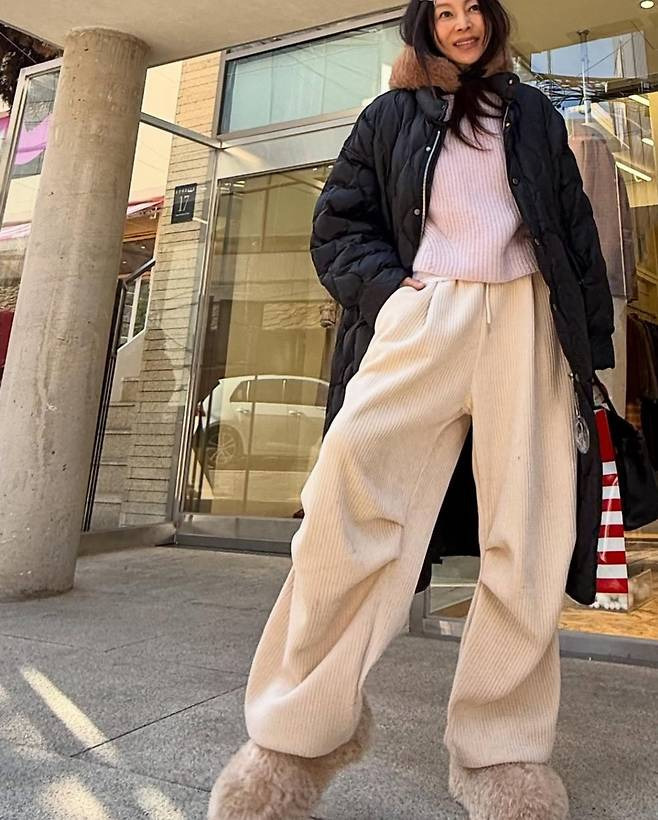 황신혜 추위 저격 퀼팅 패딩과 퍼 슈즈로 완성한 겨울 패션 교과서 스타와 라이프