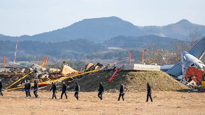 겉만 보면 흙 둔덕전문가들 조종사 내부 콘크리트 상상 못했을 것”