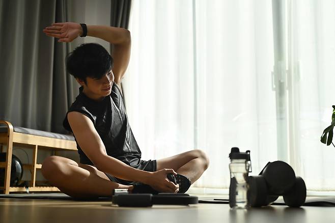 아침 근력 운동 활기찬 하루의 시작 방법 헬스라이프헤럴드