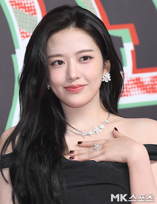 ‘가요대전 Mc 안유진 숨겨둔 긴 다리 까꿍 뽐낸 블랙 오프숄더 드레스룩 화제 스타와 패션