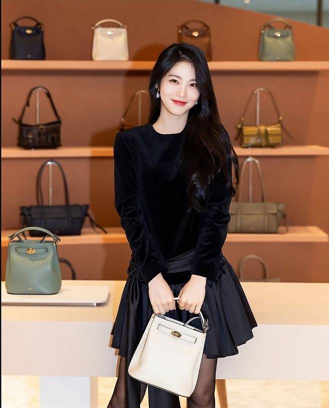 한 군데도 성형하지 않았다며 모태미녀 강조한 여배우미니스커트룩 뷰티는 내운명