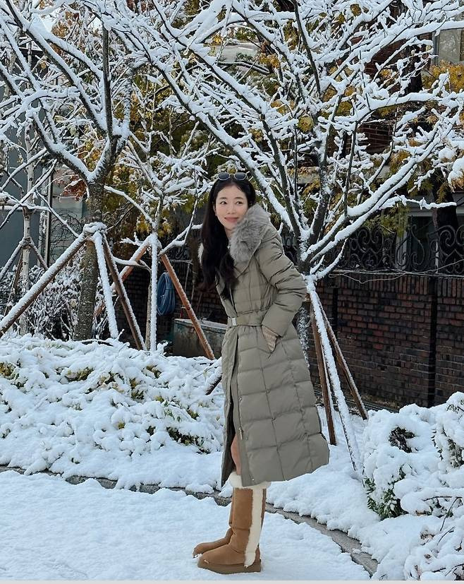 기은세 롱 패딩미니 스커트로 겨울 패션 접수 흰 눈 속 완벽 비주얼 스타와 라이프