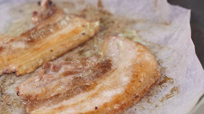 삼겹살 그냥 굽지 마세요 집안에 기름 범벅 됩니다 이것 하나면 문제 해결 끝 최주부