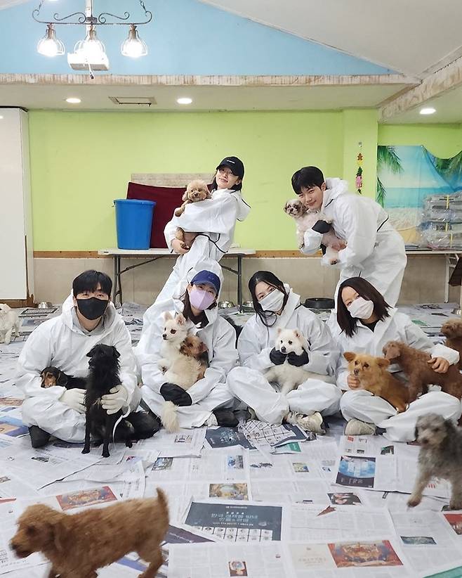 장재인 3~4년 만에 다시 방송 떨리고 어색 설렘 담은 블루 투피스 드레스룩 패션엔