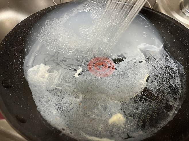 오래된 프라이팬 그냥 버리지 마세요 이렇게 하면 코팅이 새것처럼 꿀하우스