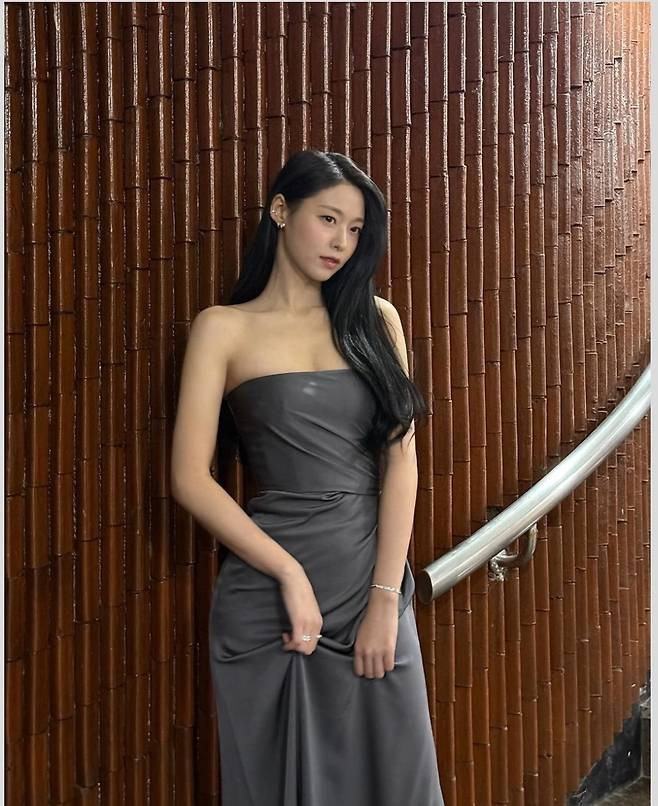 설현 심플하지만 빛나는 강렬한 우아함 슬릿 튜브탑 드레스핏 스타와 라이프