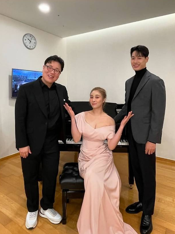 옥주현 이 정도면 반칙 얼굴글래머 다 가진 S라인 원숄더 드레스룩 시선 올킬 스타와 라이프