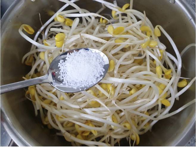 콩나물 데칠 때 아직도 소금 넣으세요 이것 넣으면 아삭함이 미쳤어요~ 오늘살림루틴