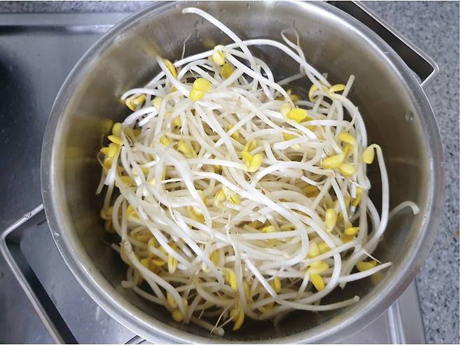 콩나물 데칠 때 아직도 소금 넣으세요 이것 넣으면 아삭함이 미쳤어요~ 오늘살림루틴