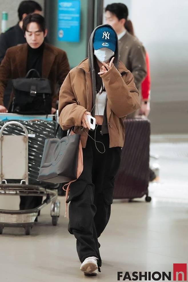 문가영 가려도 연예인 포스 볼캡과 후드 꽁꽁 감싼 공항 잇걸룩 패션엔