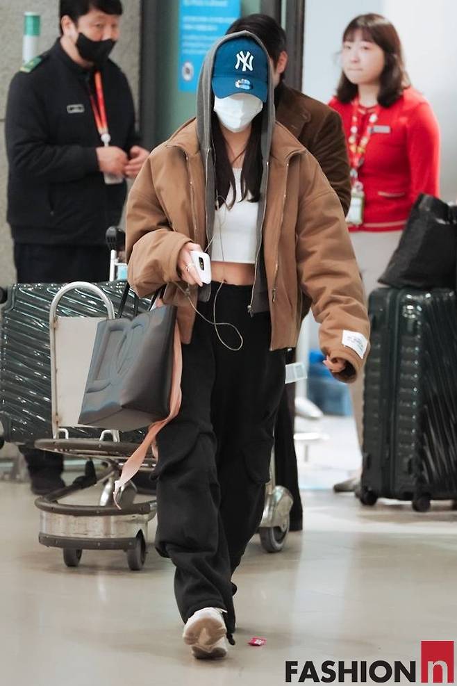 문가영 가려도 연예인 포스 볼캡과 후드 꽁꽁 감싼 공항 잇걸룩 패션엔